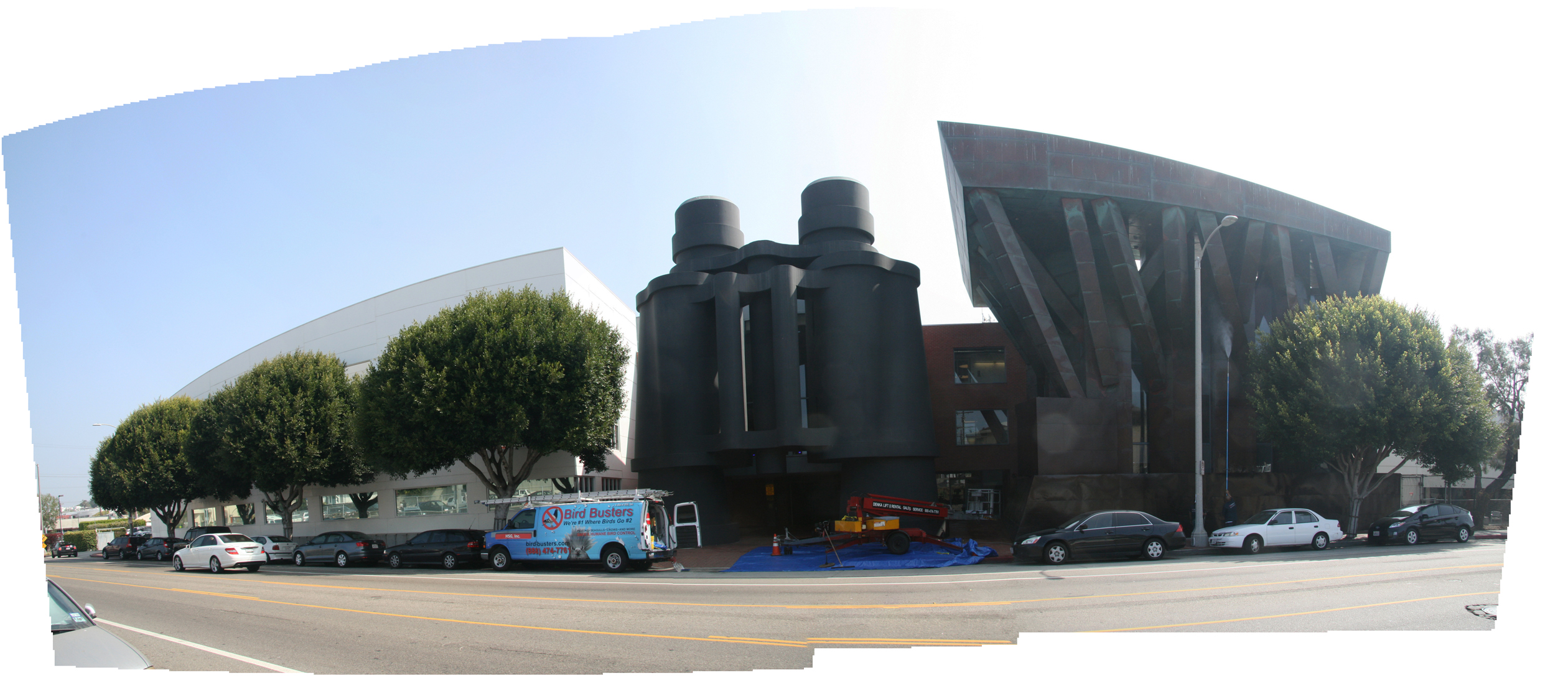 Chiat/Day Building, Santa Monica. Architect: Frank Gehry. – ArchiDocu